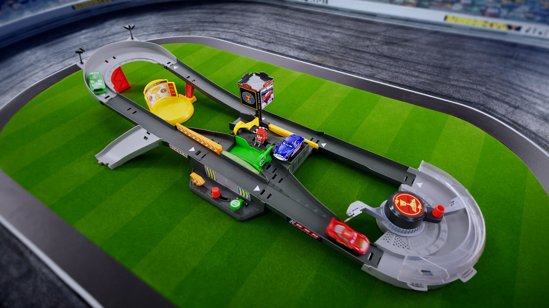 CARS PISTON CUP RACEWAY - MAKE